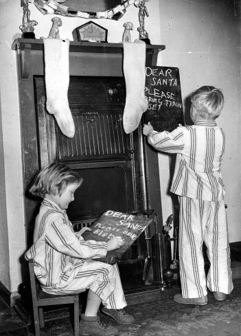 28 Lovely Vintage Photos That Show Children Hanging Stockings at ...