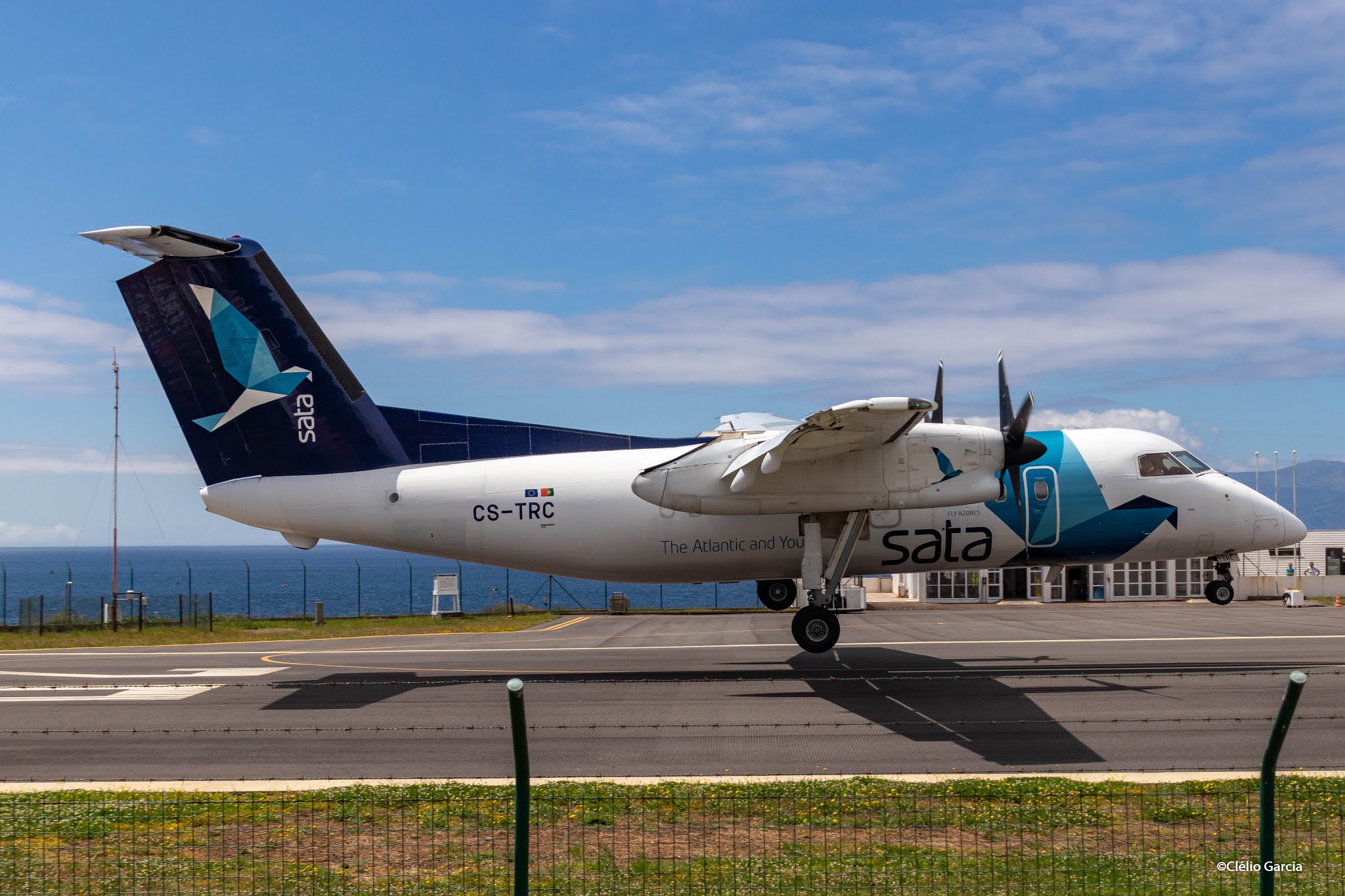 Dash 8 Q200 CS-TRC arrival at LPFL and departure