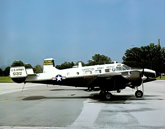 Le Beechcraft Model 18.