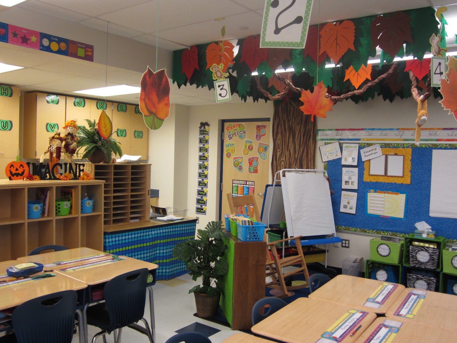 The Creative Chalkboard: It's Fall Y'all- Fall Freebies & Classroom Decor