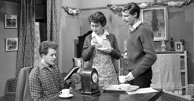 Coronation Street Blog: Ken's brother, David's rabbit and a postcard ...