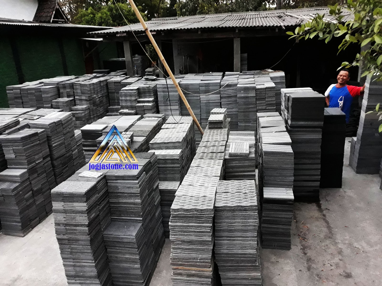 Batu alam tempel dinding Candi dan Putih