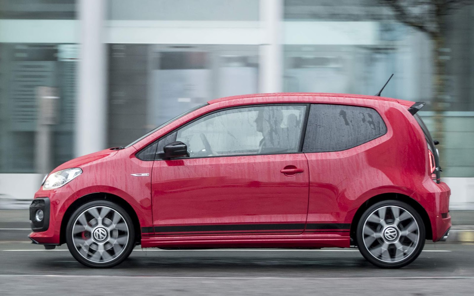 Volkswagen Up! GTI chega à Inglaterra por R$ 62,5 mil