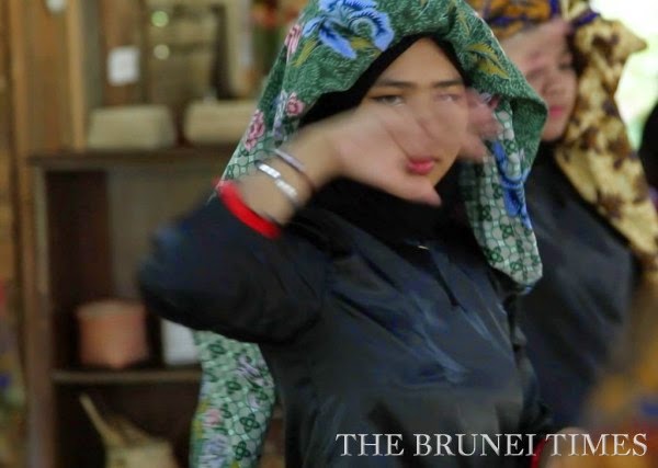 Brunei Traditional Dance: Adai-Adai