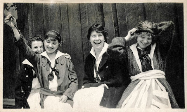 You Make Me Laugh! Here Is a Cool Snap Collection of People Laughing in ...