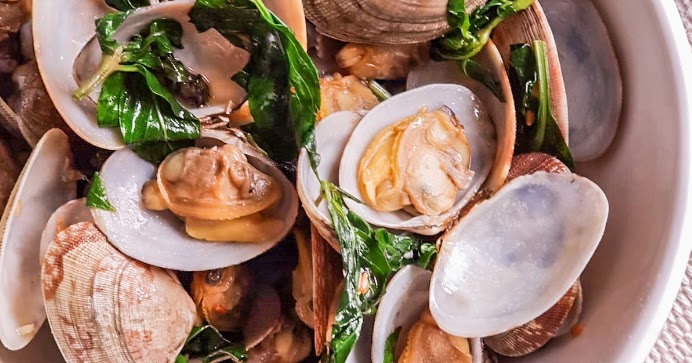 Recipe: Clams with Basil Broth - {FoodWanderers}