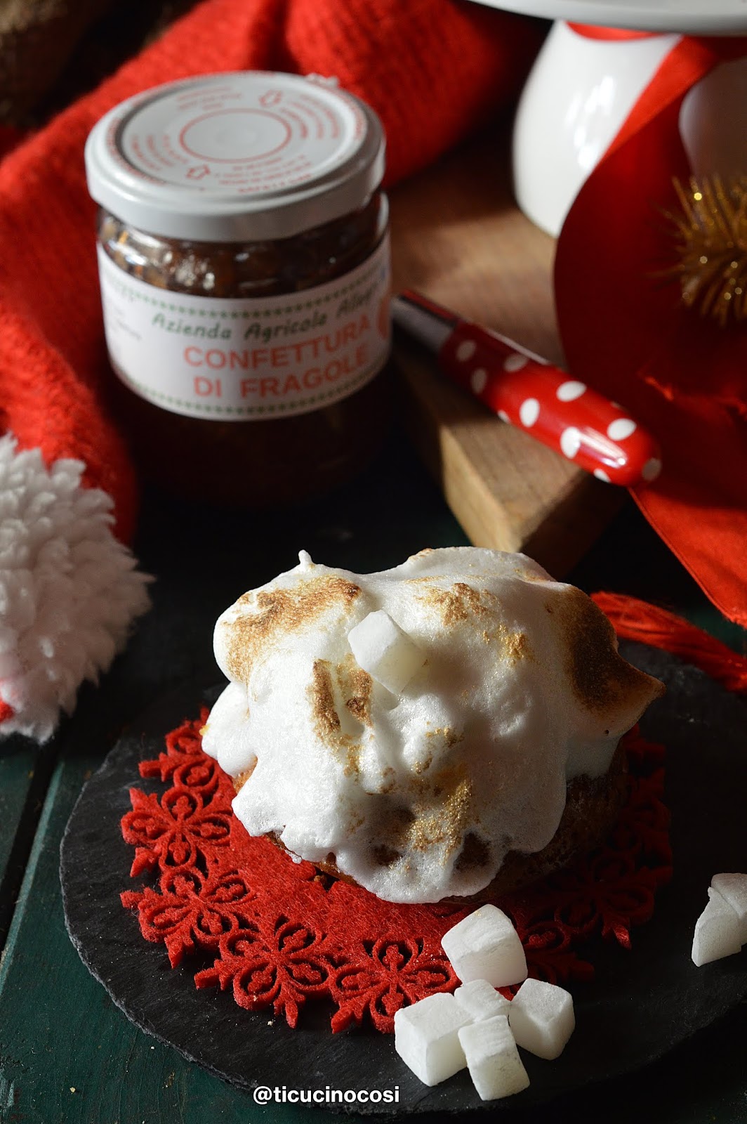 MINI TORTINI AL COCCO MERINGATI CON CONFETTURA DI FRAGOLE