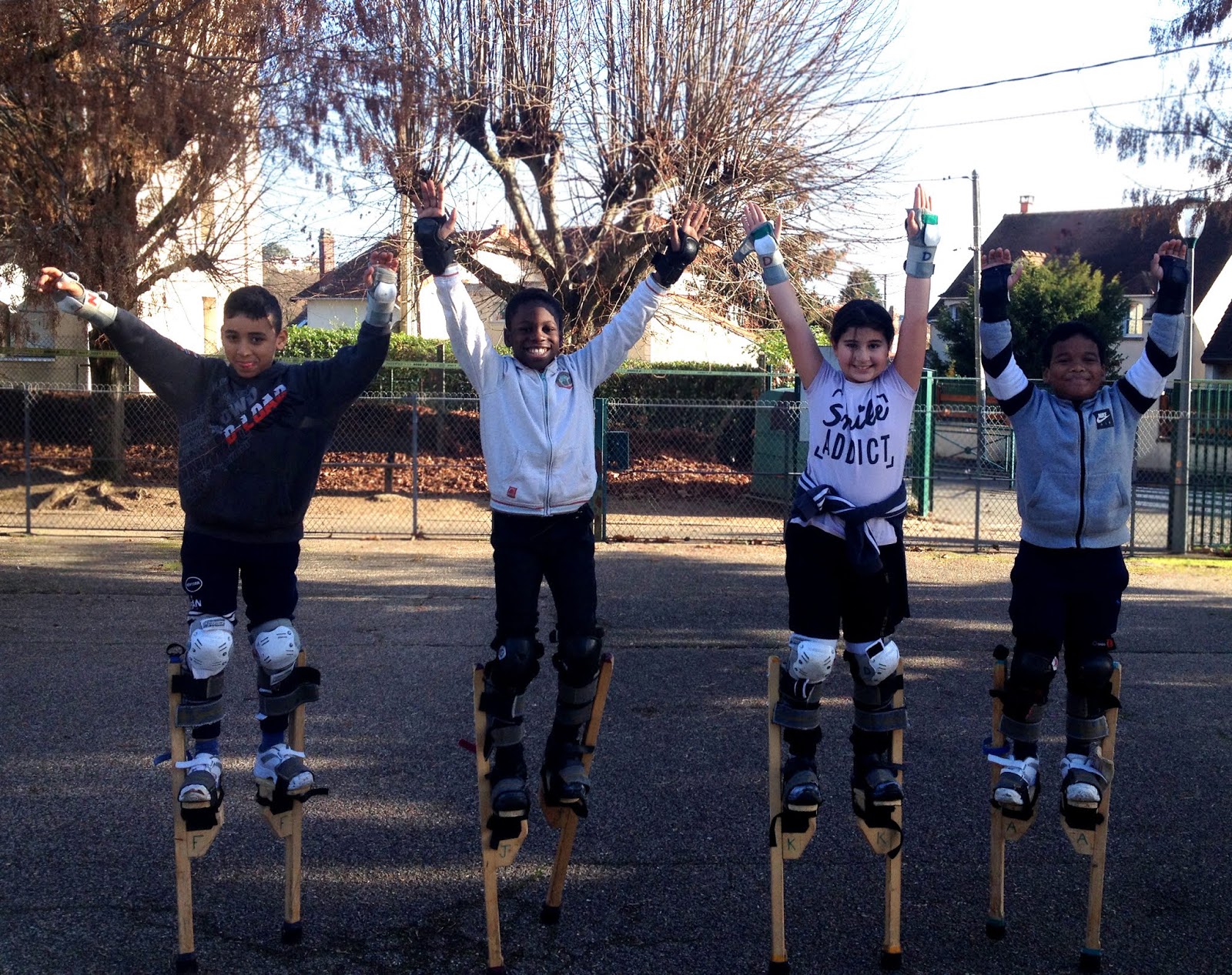 Echassiers, Spectacles de Rue, Clown : NAN ! Compagnie : ATELIERS ...