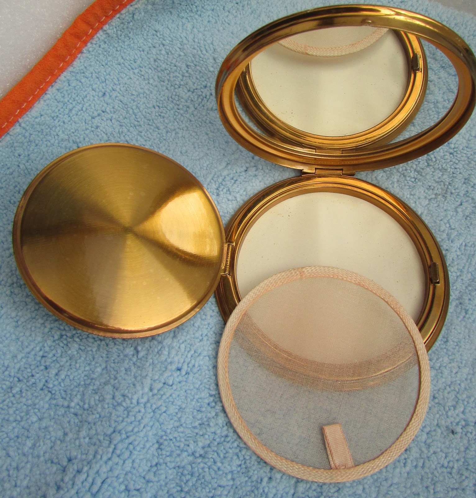 MYSTERY LOOSE POWDER COMPACT