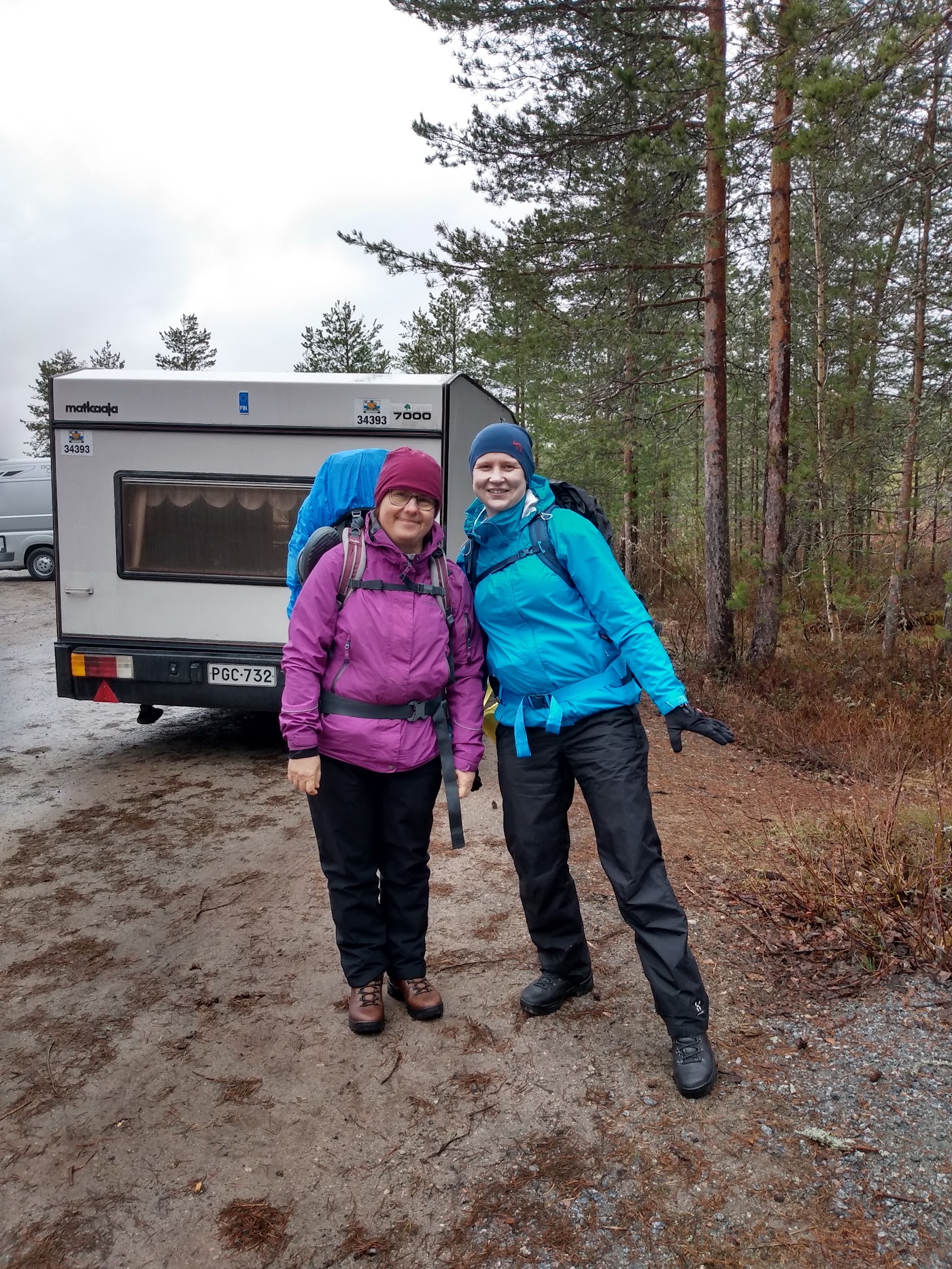 Punkkari punavarpunen pörhistelee daamilleen