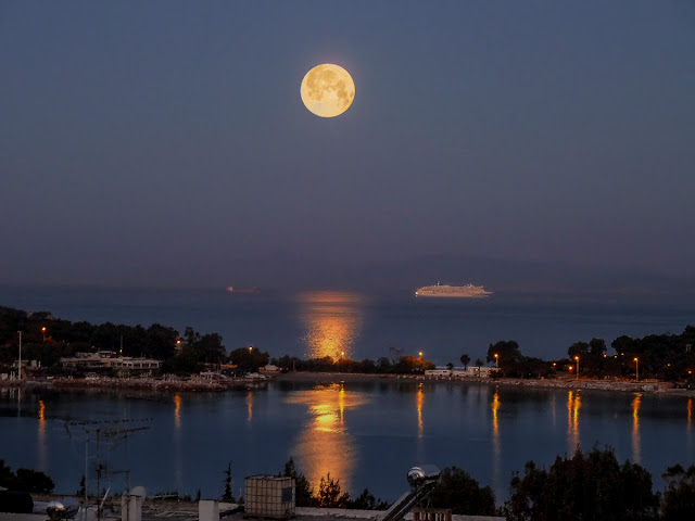 The passion of colors: full moon in Greece!