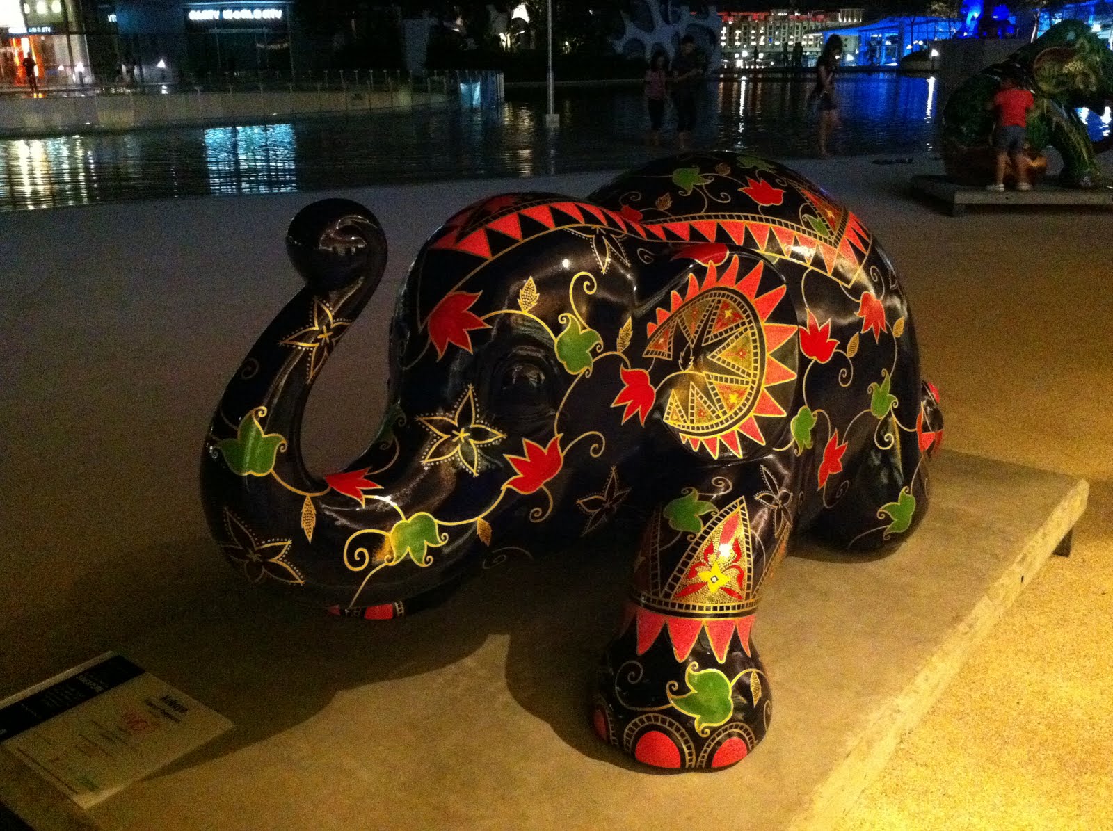Covered in Stardust: Elephant Parade Singapore, 11 November 2011 - 11 ...