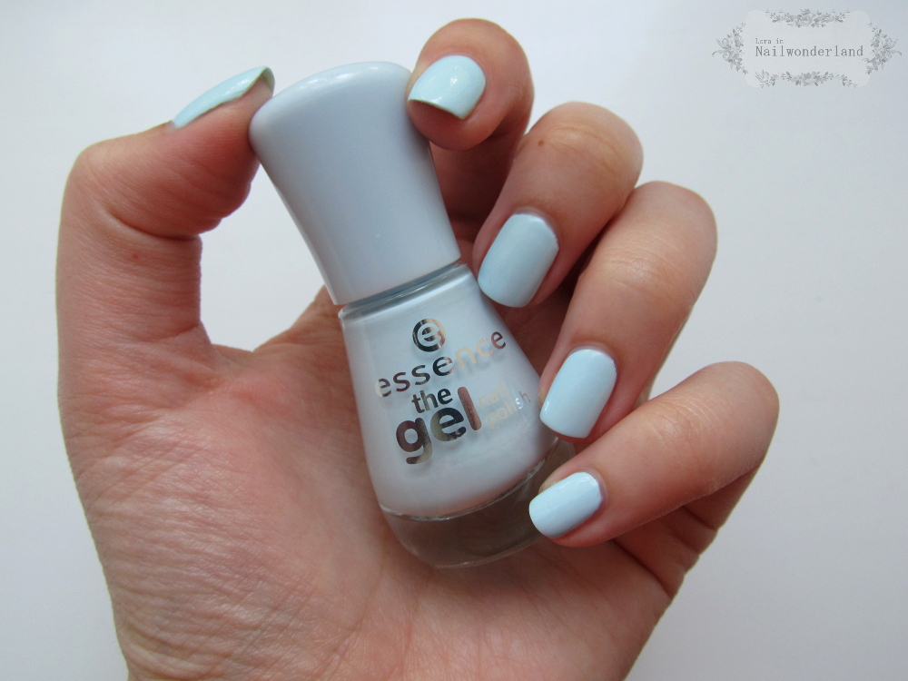 Lora in Nailwonderland: Essence The Gel 63 Itsy bitsy blue bikini