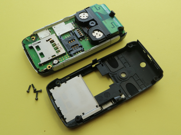 BugWorkShop - 甲蟲工作室: Motorola （摩托羅拉）E680i Linux 智能手機（Smart Phone）PCB模組 - 拆解（三）