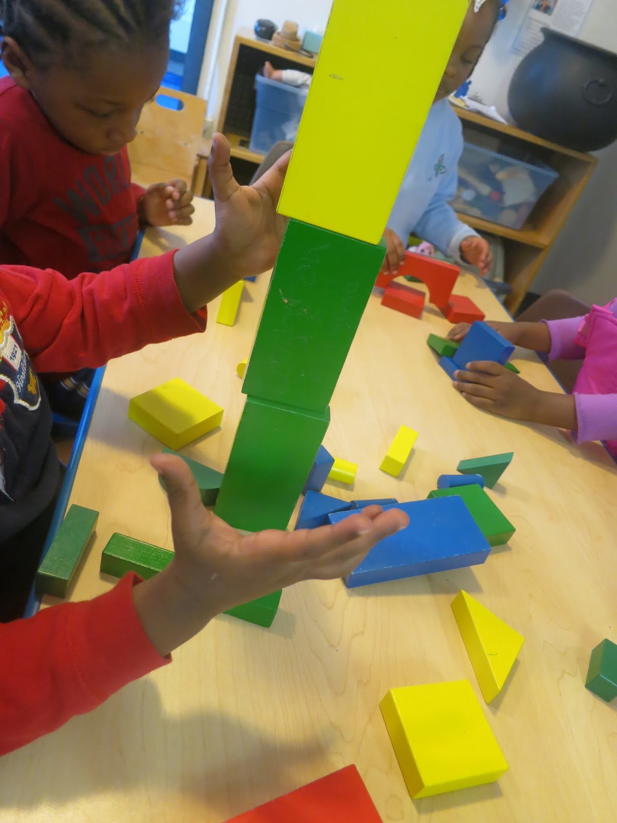 WonderWorks Outreach: playdough + blocks : library makers