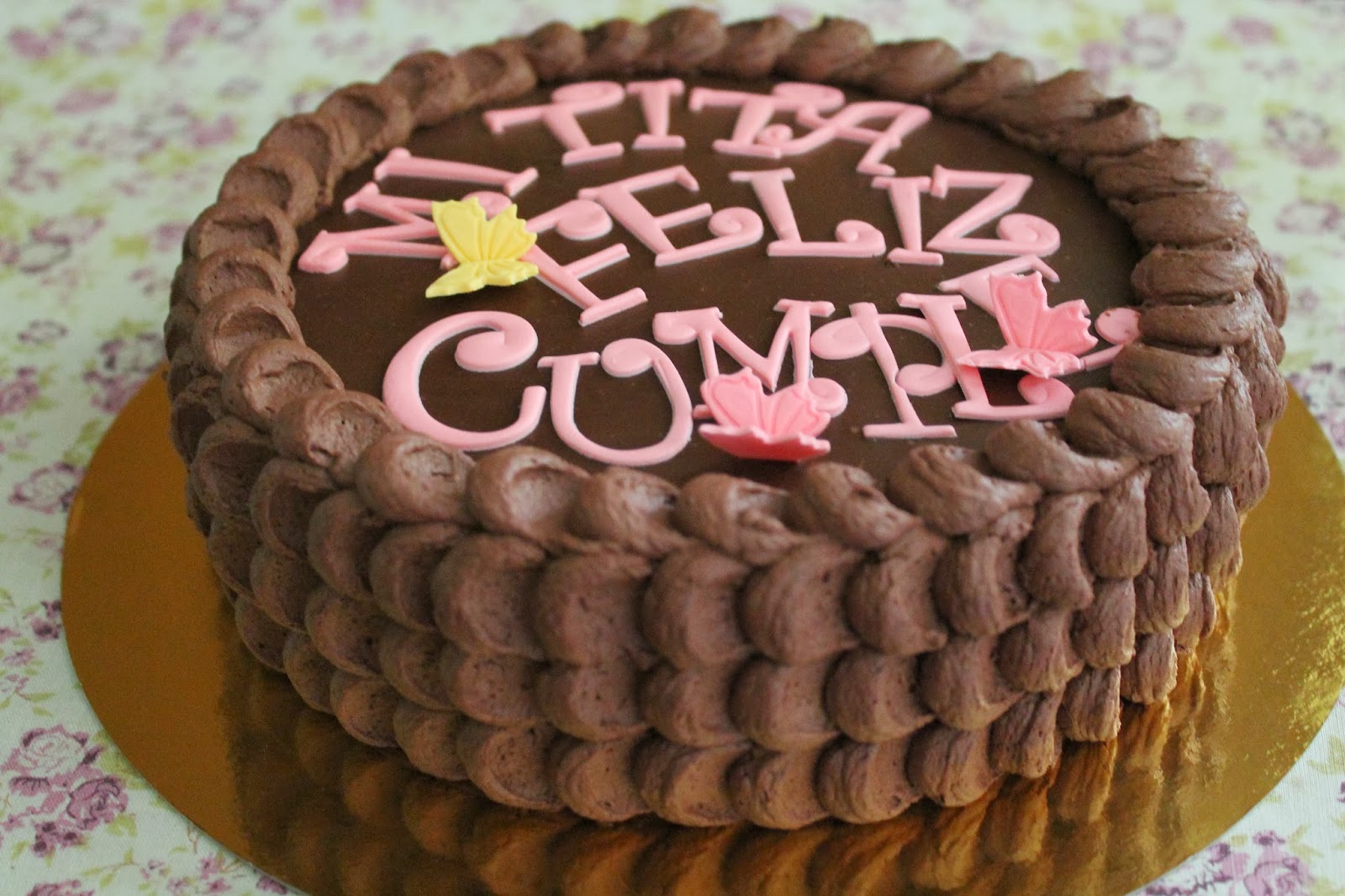 AZUCAR Y PASION: TARTA DE CHOCLATE DECORADA CON CONCHAS