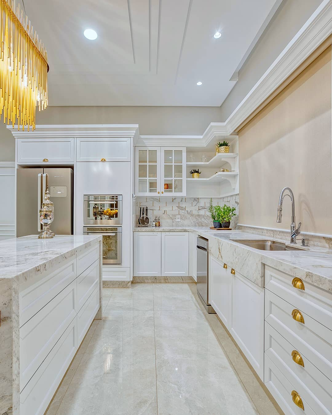 Cozinha branca e dourada com ilha e estilo clássico! - Decor Salteado Cozinha branca e dourada com ilha e estilo clássico! - Decor Salteado