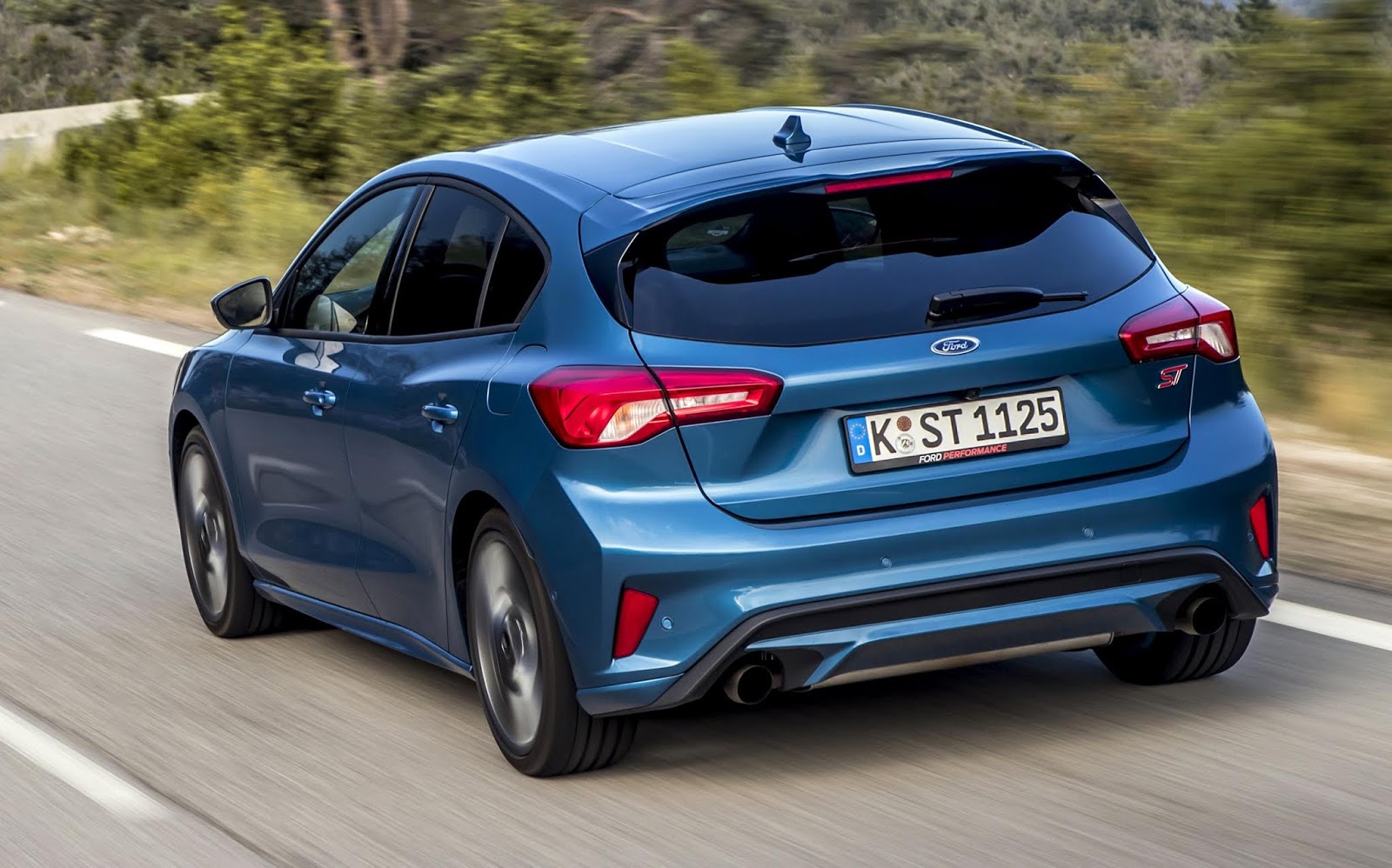 Ford Focus ST chega à Europa em versões hatch e state