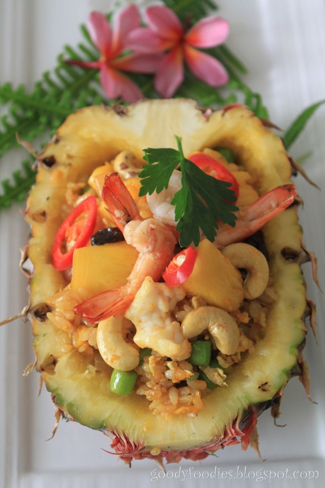 GoodyFoodies: I cooked: Thai pineapple fried rice (Khao pad sapparot)