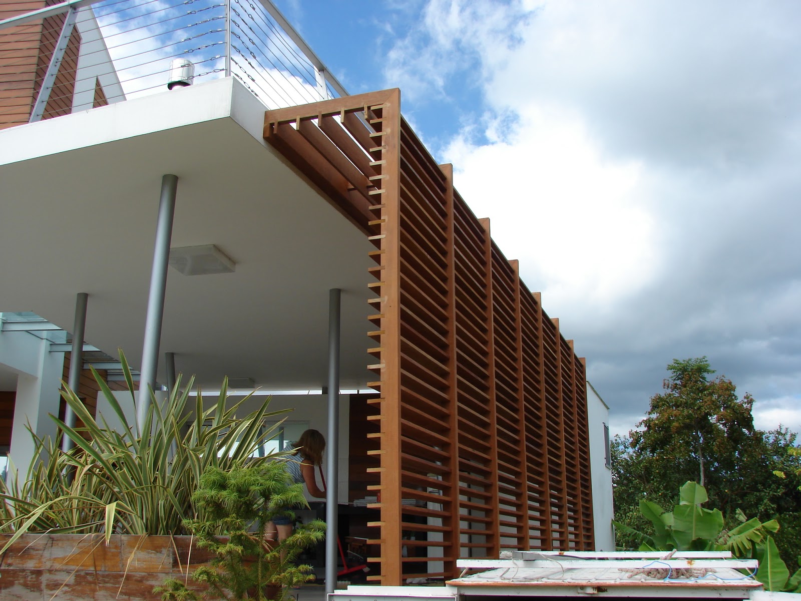 CBA DECK'S: Brise vertical em Jurerê | Design de fachada, Brise ...