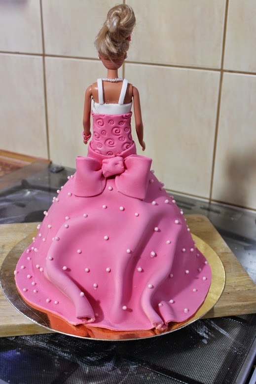 Kasikowo ... czyli moje kuchenne rewolucje: Tort lalka Barbie