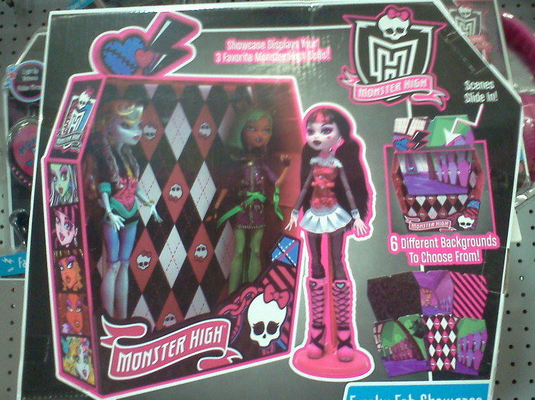 Monster High's Stand Up Coffin Case? | NataliezWorld