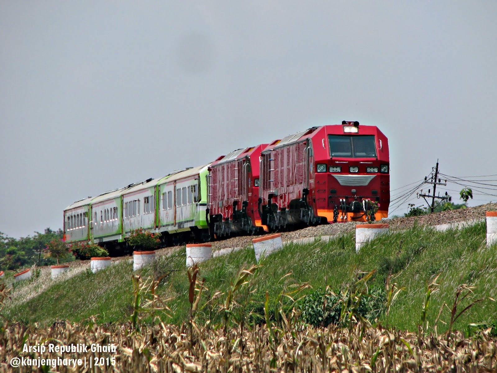 Kereta Api Indonesia: KLB Kedinasan dan Dua Lokomotif CC300 Memasuki ...