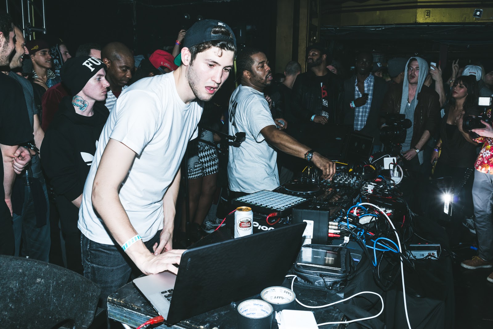 NOTICIAS Y EFEMERIDES MUSICALES Y DEL CINE: BAAUER SIGUE ARRASANDO CON ...