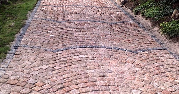 Auffahrt mit mediterranem Flair