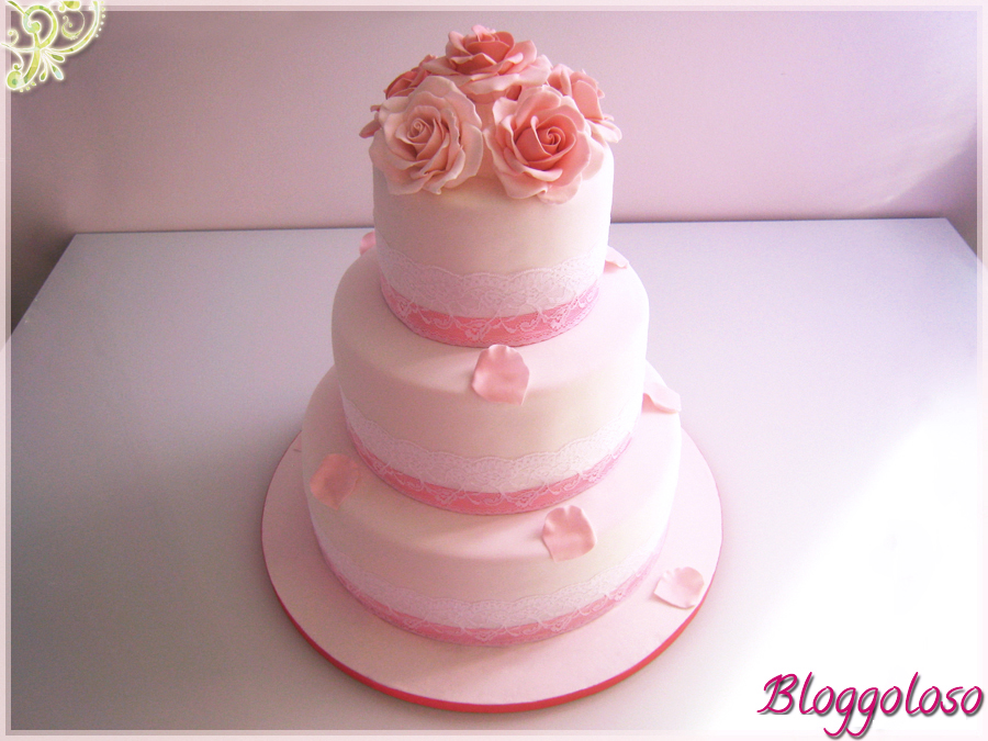 Bloggoloso: Torta nuziale con rose e pizzi per Carola