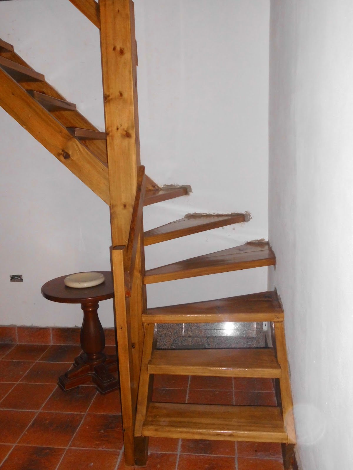 Entrepisos de madera, escaleras.: Escalera en madera tintada con nogal ...
