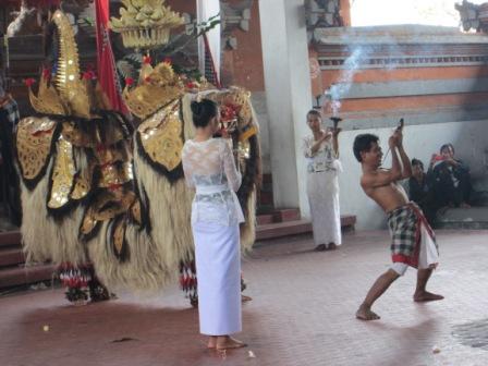 Dunia Seram: Tari Barong dan Keris