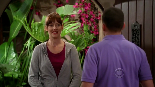 Two and a Half Men 9x02 – People Who Love Peepholes