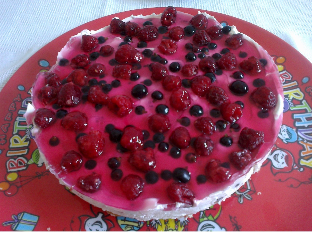 Retete pentru toate buzunarele!: Tort cu fructe de padure