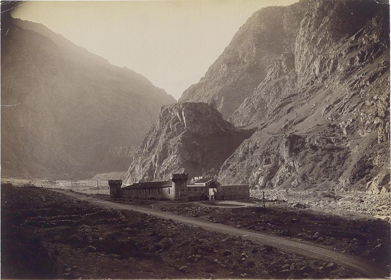 El niño vampiro lee: El caballero de la piel de tigre, de Shota Rustaveli