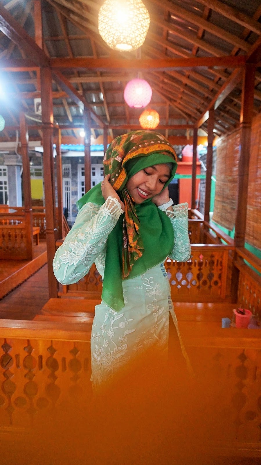 √ Tengkuluk, Tutup Kepala Tradisional Wanita Jambi. - Duduk Paling Depan