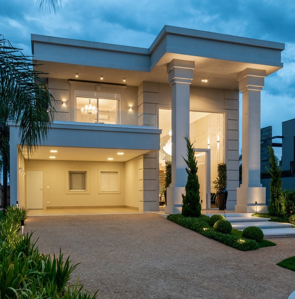 Fachada de casa com estilo neoclássico e porta de entrada em alumínio ...