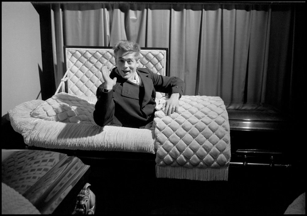 See Eerily Photos of James Dean Posing With a Coffin in 1955 ~ Vintage ...