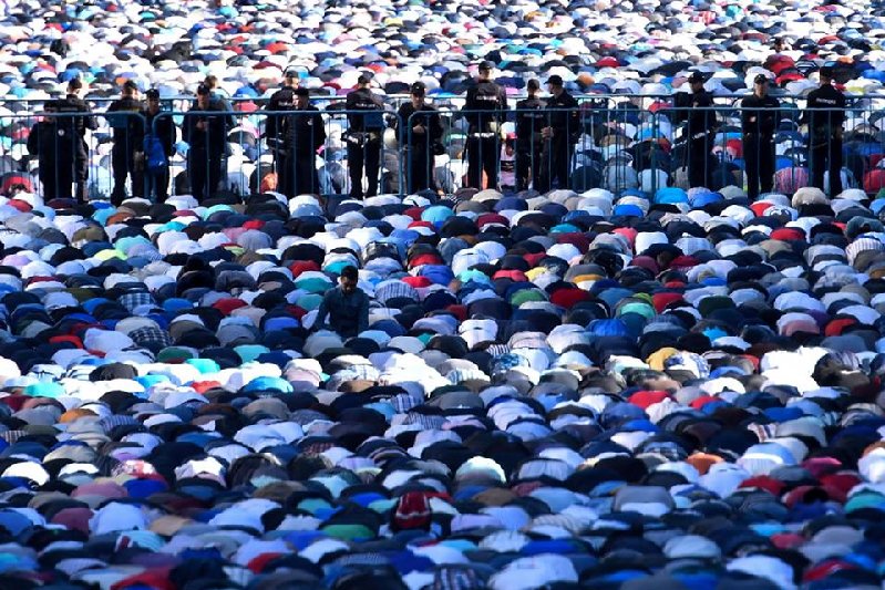 Eid prayers in Russia : Moscow's Muslims change the city