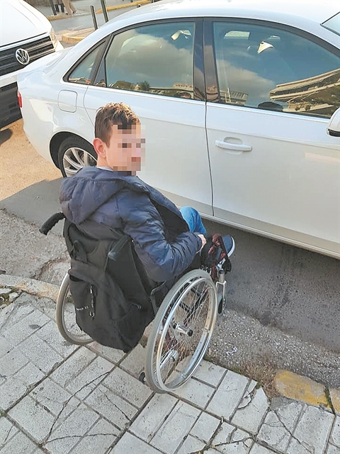 ΑΝΤΑΡΣΙΑ στις ΓΕΙΤΟΝΙΕΣ της ΑΘΗΝΑΣ: Τραπεζοκαθίσματα: ήταν στραβό το ...
