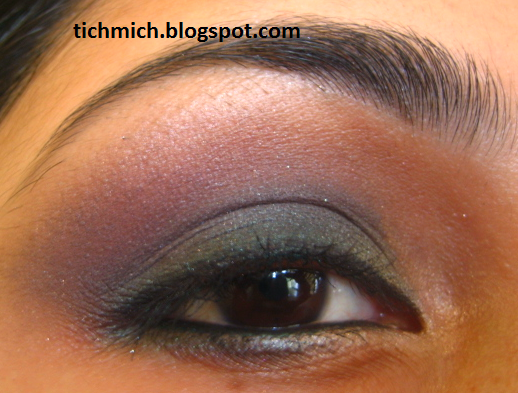 Tich mich!: Deep forest green eyes.