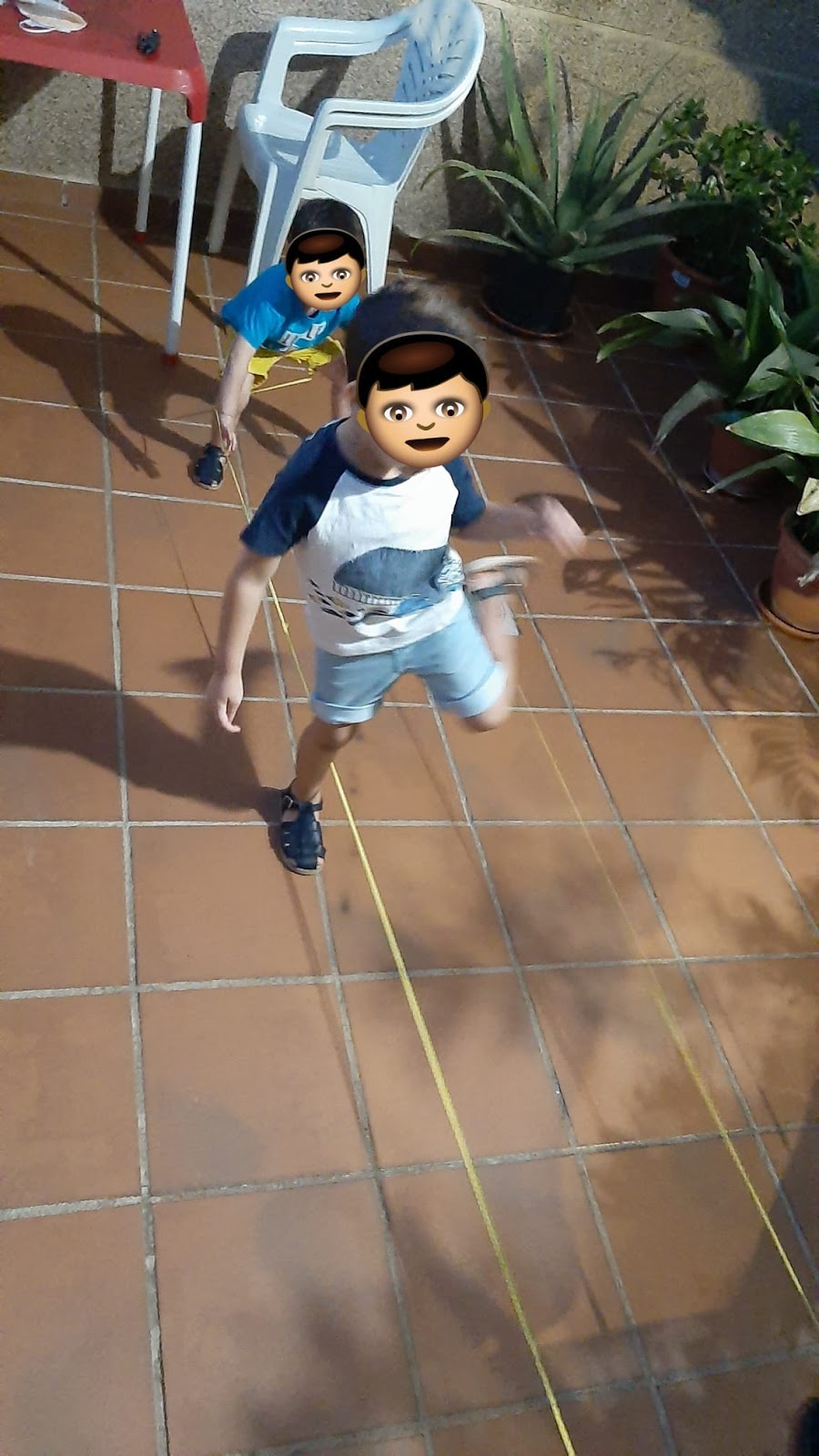 ES@S PEQUEÑ@S LOC@S BAJIT@S: JUEGO DEL ELÁSTICO