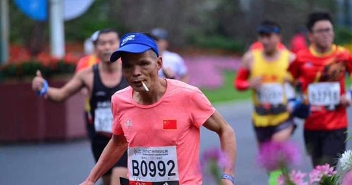VIRAL Foto Perokok Berat Ikut Lomba Lari Marathon - LAPAK MOBIL DAN ...