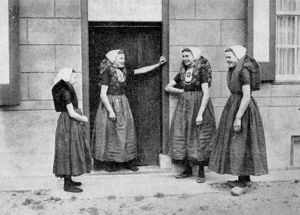 30 Rare Photographs Capture Daily Life in the Netherlands From Between ...