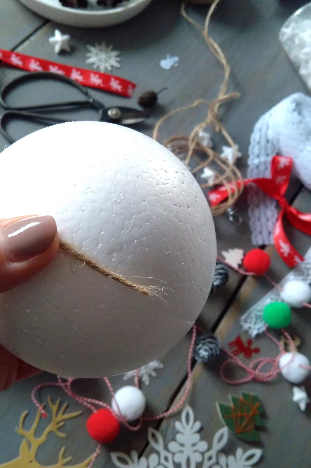 Ewelina Jaślan-Klisik ilustracje: Bombki styropianowe DIY.