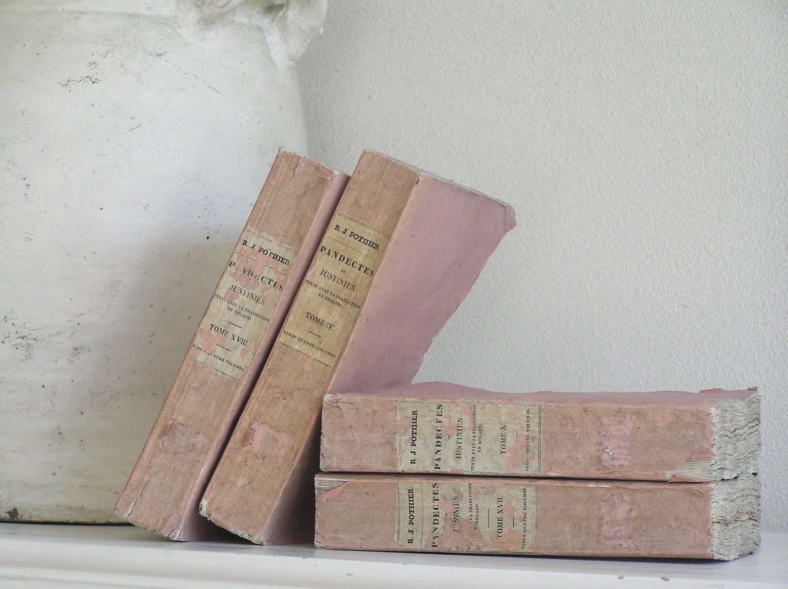 Pastels and Whites: Roze Franse boeken uit 1800 / Antique French books