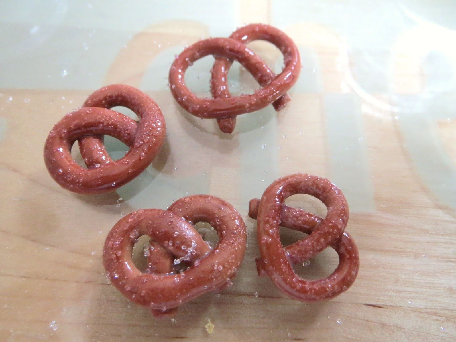 Cute Enough to Eat: Tutorial: polymer clay pretzel necklace