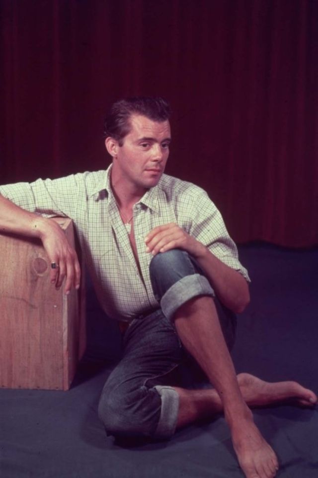 35 Handsome Portrait Photos of Dirk Bogarde From Between 1940s and ’60s ...