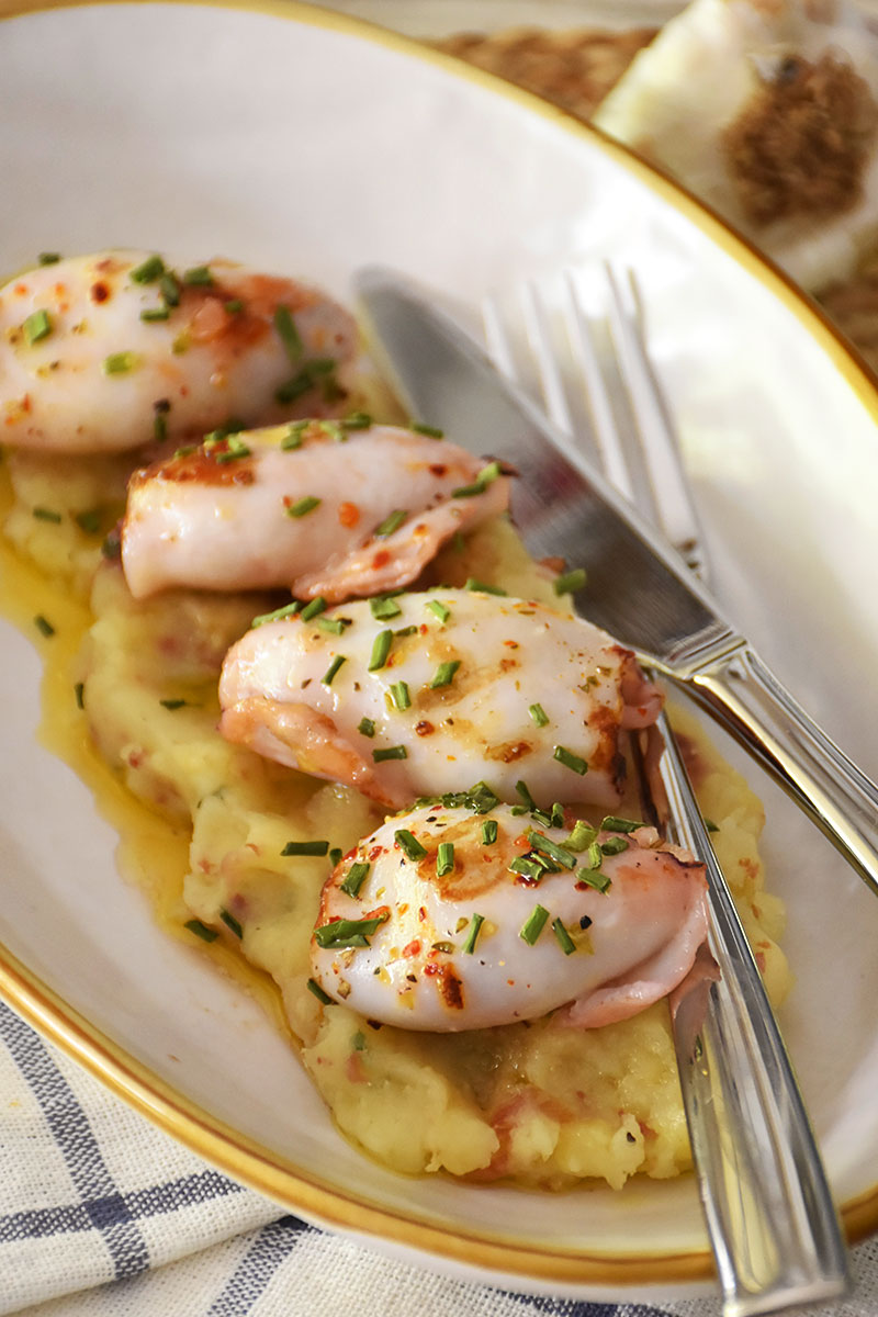 Chipirones rellenos de cebolla y castañas con patata enmascarada de ...