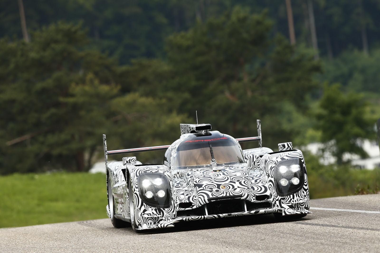 SUCCESSFUL ROLLOUT FOR NEW PORSCHE LMP1 SPORTS PROTOTYPE